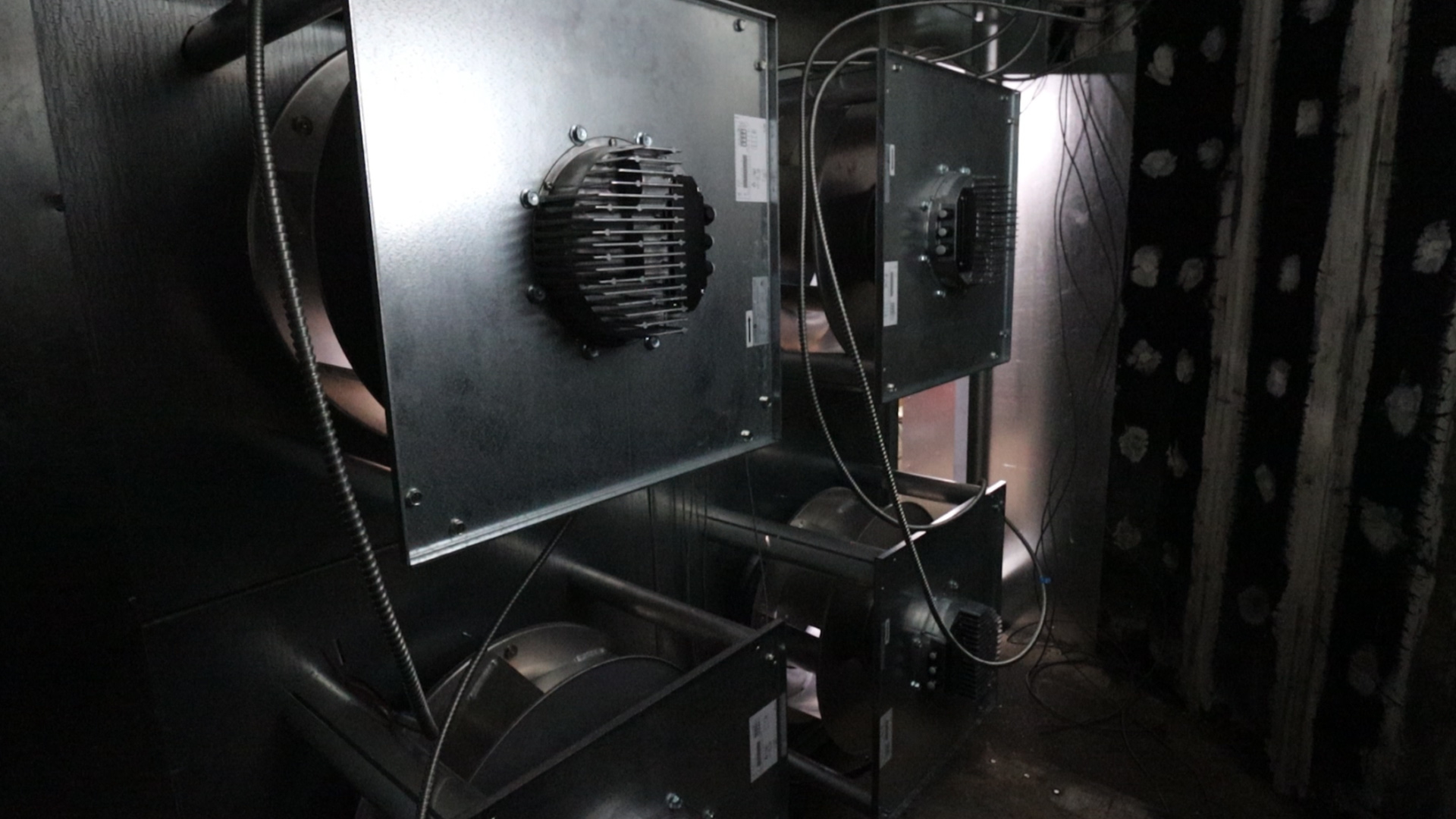 Energy-saving multiple fan array. Born for HVAC Retrofit.